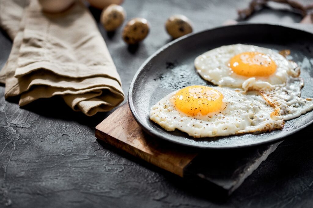 Calories dans 2 œufs au plat : valeur nutritionnelle et bienfaits